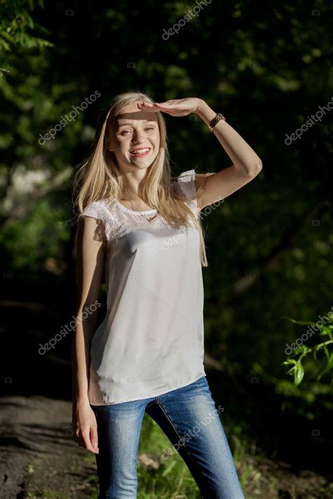 Retrato De Una Hermosa Joven Rubia En El Parque Parpadeo — Foto De Stock © Renada 123683138