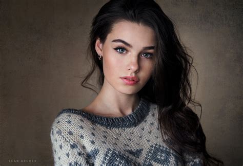 Bogdana Portrait Simple Background Model Gray Eyes Looking At Viewer