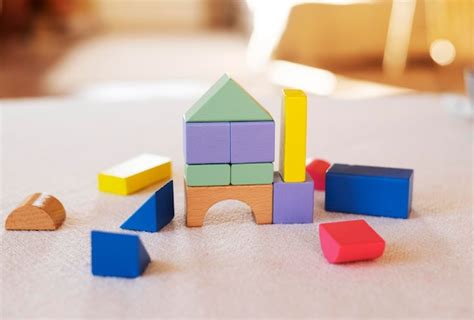 Bloques De Madera De Colores En La Mesa De Casa Juguetes De Creatividad