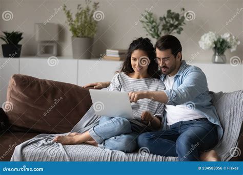 Glückliches Junges Ehepaar Mit Laptop Relax Auf Der Couch Zusammen Sitzen Stockfoto Bild Von