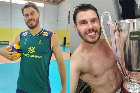 Jogador de vôlei Bruninho Rezende a rola marcando no calção Fotos