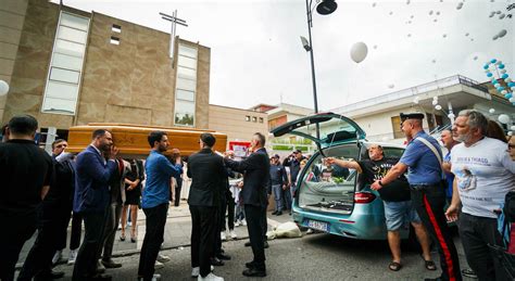 Giulia Tramontano E Thiago Lacrime E Palloncini Bianchi Ai Funerali