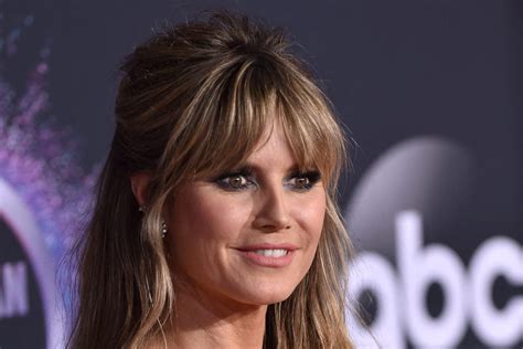 La Demie Queue De Cheval Avec Une Frange Paisse D Heidi Klum