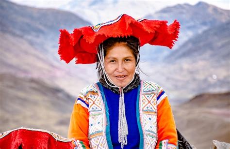 Personas Con Trajes Tipicos En La Montana De 7 Colores En Pitumarca