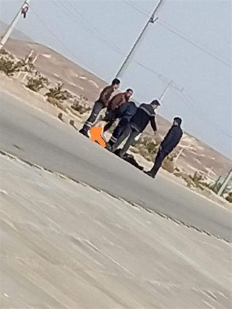 صورة رجل يحتج على مخالفة سير بخلع ملابسه في الشارع
