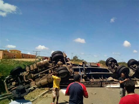 G Carro Fica Destru Do Em Batida Que Envolveu Caminh O E Cegonha