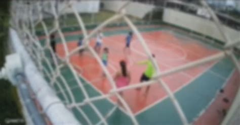 Vídeo flagra momento em que mulher estapeia menina de 11 anos após