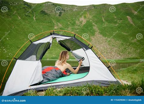 Attraktive Nackte Beim Kampieren Stockfoto Bild Von Erwachsener