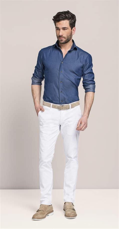 Look masculino camisa social azul calça branca e sapato bege