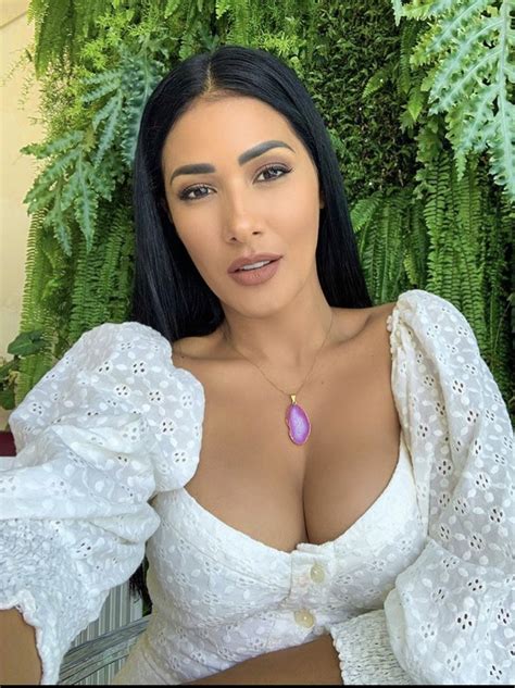 look ousado Simaria esbanja sensualidade e deixa parte dos seios à