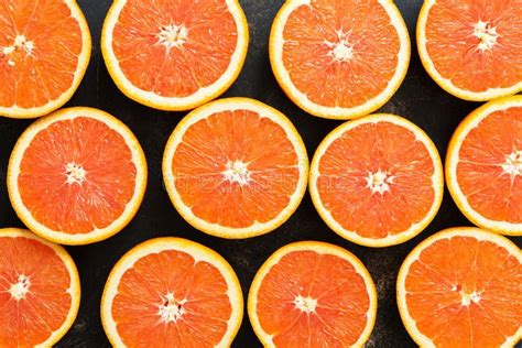 Naranjas Jugosas De Naranjas Divididas En Dos Partes En Verde Imagen De
