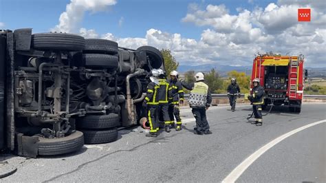 Herido leve el conductor de un camión de basura al volcar en el cruce