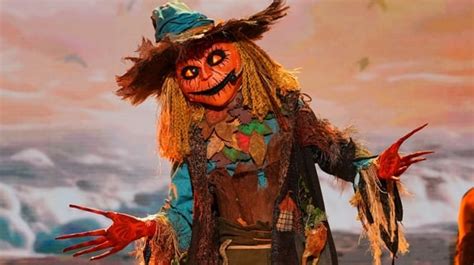 Mask Singer qui se cache derrière l Epouvantail Les premiers indices