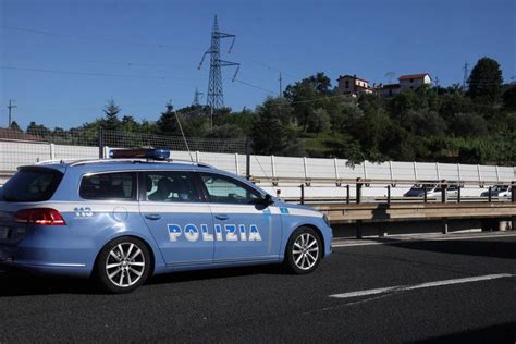 Va In Fi Pi Li Contromano E Si Scontra Con Un Altra Auto