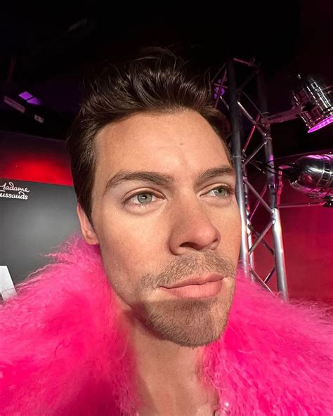 BEEPOP on Twitter Estátua de cera do Harry Styles inspirada na roupa