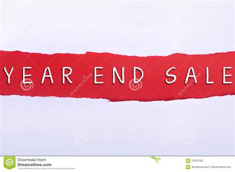 Papel Rasgado Uma Palavra YEAR END Da VENDA No Fundo Vermelho