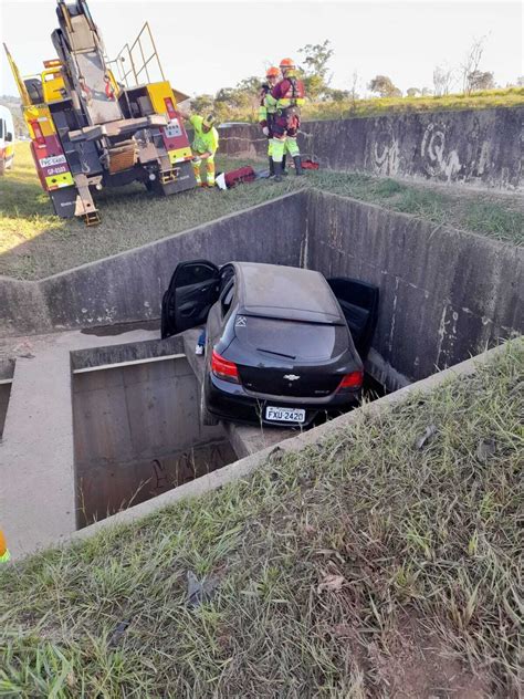 Carro fica apoiado em viga e por pouco não cai de 5 metros de altura em