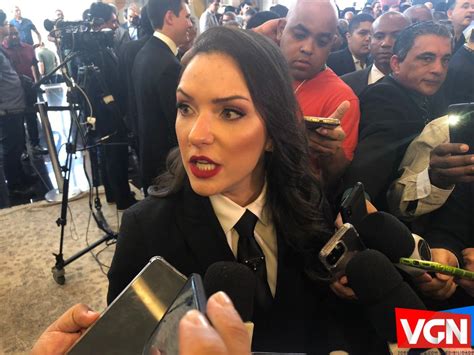 Janaina gera polêmica por questionar prefeito que casou adolescente
