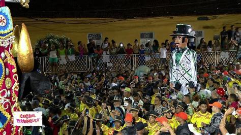 Ap S Dois Anos Homem Da Meia Noite Reencontra Foli Es Pelas Ruas De