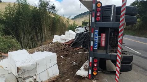 Carreta Carregada Celulose Tomba Na Br Em Leopoldina Marcelo