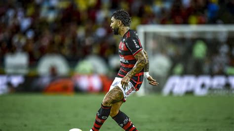 Gabigol começa jogo como centroavante pela 1ª vez no Brasileirão