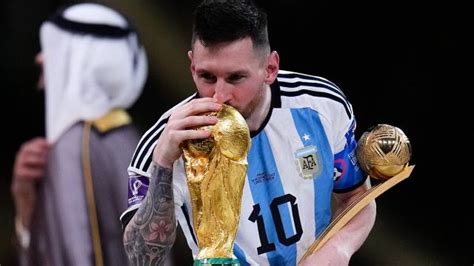 Messi Besando La Copa Del Mundo En Qatar El Momento M S Esperado