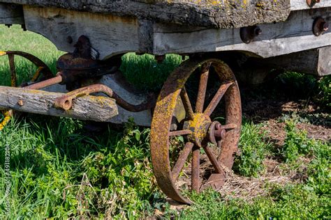 Fotka Roue rouillée d un vieux chariot de bois abandonné au bord du