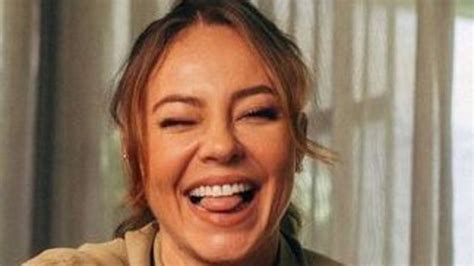 Paolla Oliveira ultrapassa os limites da beleza ao posar para fotos no sofá