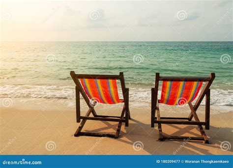 Duas Cadeiras De Praia Na Praia De Areia Imagem De Stock Imagem De