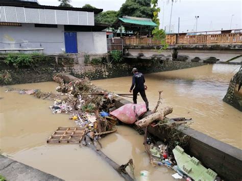 Pembuangan Sampah Ke Dalam Sungai Ian Piper