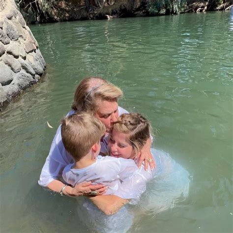 Karina Bacchi e filho mergulham no Rio Jordão em Israel Gratidão