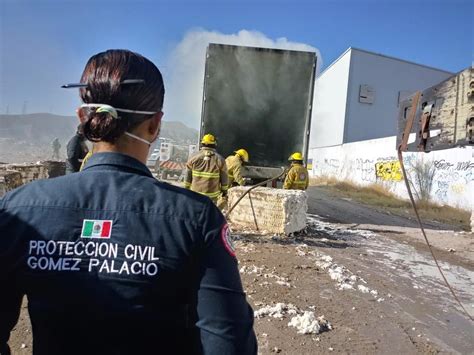 Se incendia en Gómez Palacio tráiler cargado con pacas de algodón