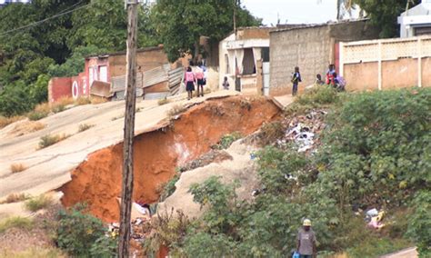 Casas em risco de desabar na Polana Caniço devido à erosão O País A