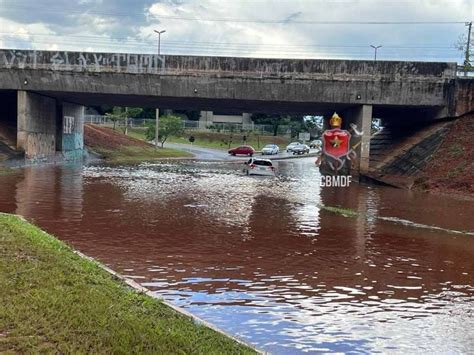 Veja fotos e vídeos de alagamentos e carros ilhados no centro de Brasília