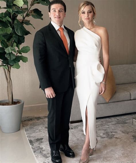 Subastarán lujoso vestido de Mariana Rodríguez primera dama de NL