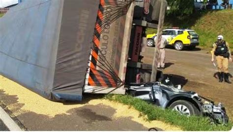 Goionews Vídeo mostra momento em que caminhão tomba em cima de carro