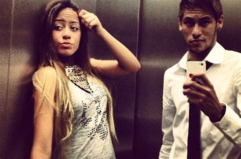 Irmã de Neymar espalha fotos e mostra o corpo nas redes sociais