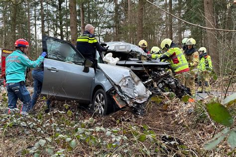 Slachtoffer Bekneld In Auto Na Frontale Aanrijding Met Vrachtwagen Op