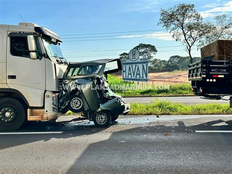 Carro é esmagado por carreta após acidente na rodovia BR 376 em