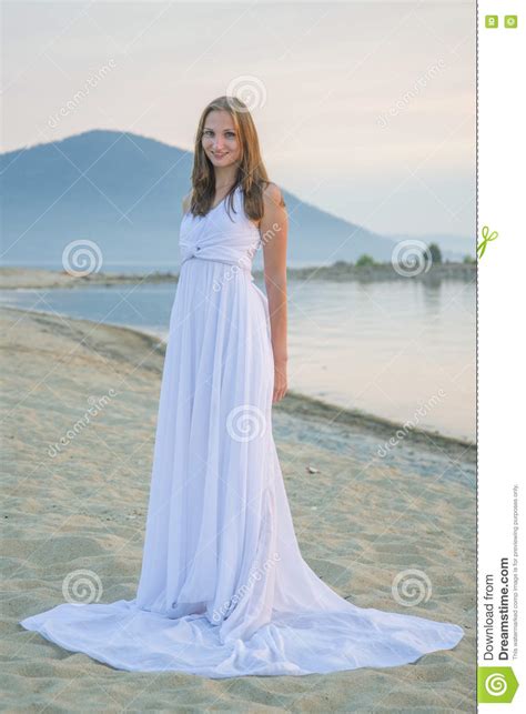 Belle Fille Marchant Sur La Plage Photo stock Image du beauté