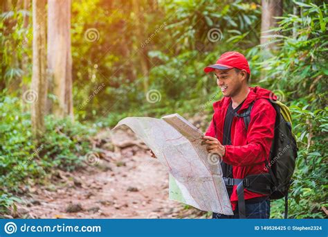 Hombre Asi Tico Joven Del Viajero Que Busca La Direcci N Correcta En