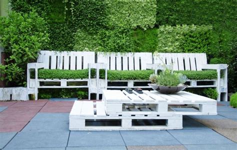 Grande Terraza Con Mucha Vegetacion Mesa De Palets Asimetrica Pintada