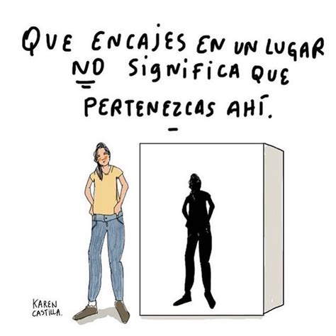 A Man Standing In Front Of A Refrigerator With The Caption Que Encajes