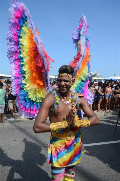 Fotos Parada LGBT reúne milhares de pessoas na orla do Rio 11 12