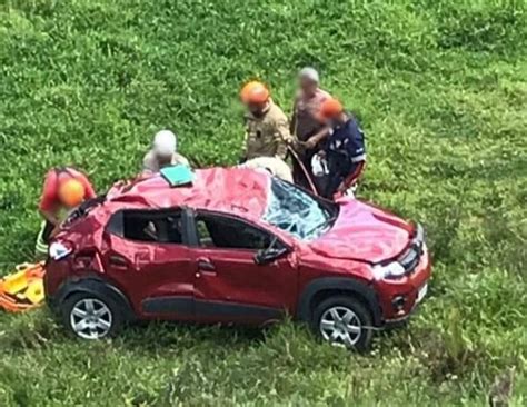Carro Capota Cai Em Ribanceira E Deixa Dois Feridos Na RJ 143 Em