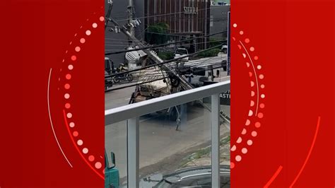 V Deo Caminh O Derruba Poste Em Avenida Na Jati Ca Macei E Deixa