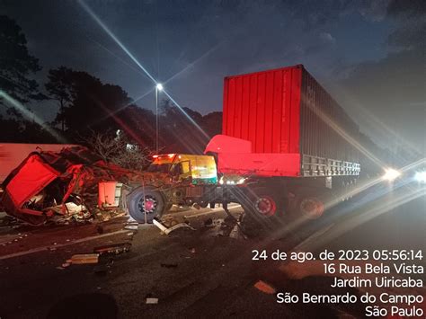 Colisão entre duas carretas deixa um ferido na rodovia dos Imigrantes