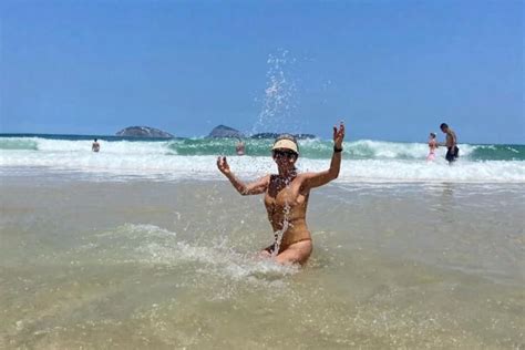 Eterna Garota De Ipanema Hel Pinheiro Exibe Beleza Aos Anos E