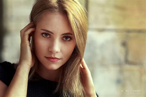 1080P Descarga gratis Modelos modelo rubia ojos azules cara niña
