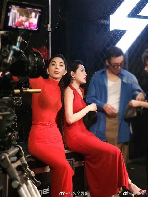 Ella发文晒与芝芙的合照